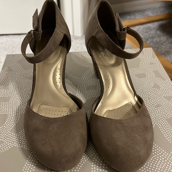 dexflex comfort | Shoes | Dexflex Comfort Beige Mary Jane Pumps Suede ...